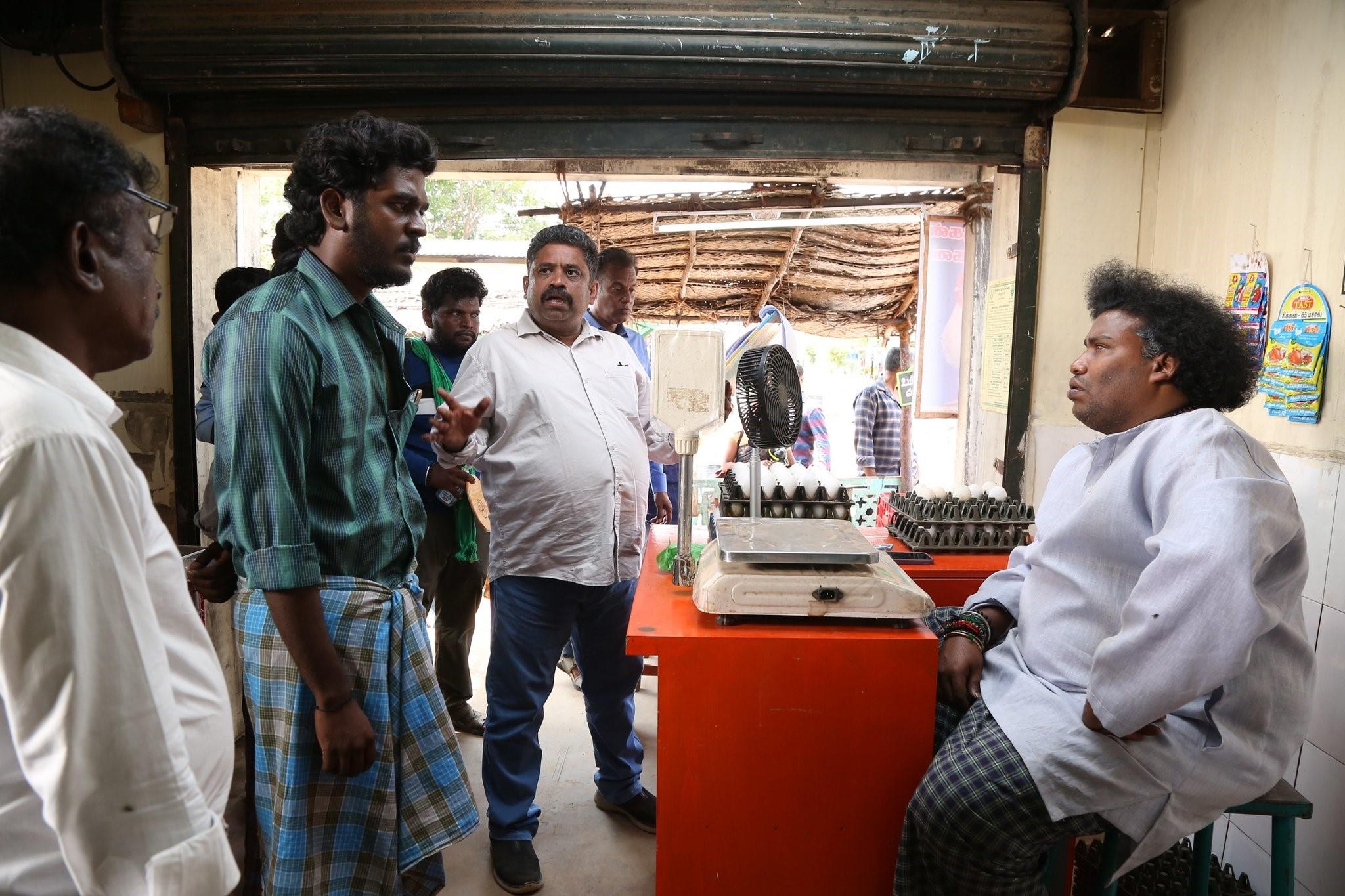 Kozhipannai Chelladurai first look feat. Aegan, Yogi Babu out now Tamil Movie, Music Reviews and ...